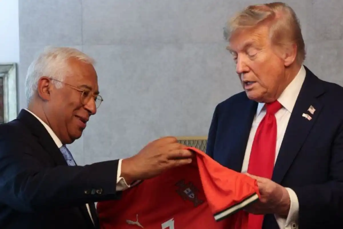 Donald Trump reçoit un maillot signé de Cristiano Ronaldo avec un ...