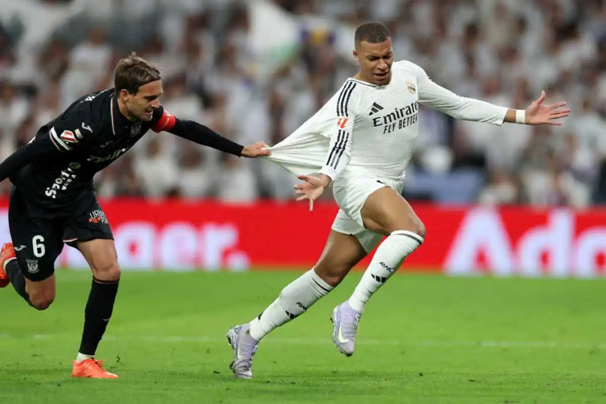 Mbappé Marca Seu Primeiro Gol de Falta, Igualando Recorde de Cristiano ...