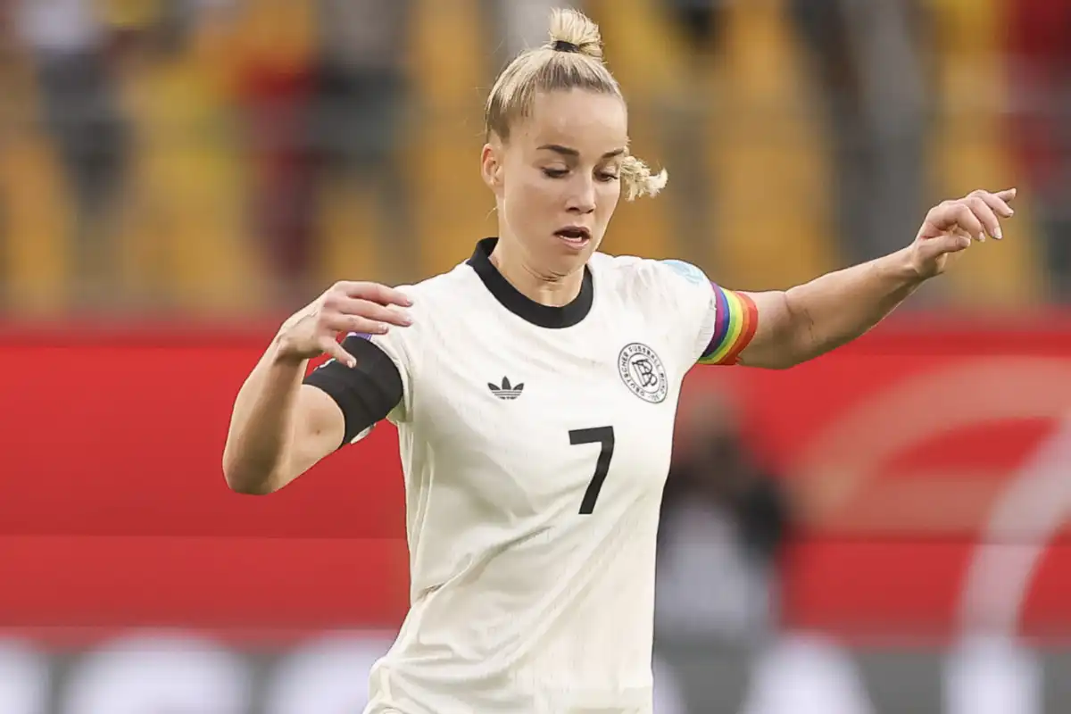 Julia Gwinn del Bayern rifiuta Playboy e denuncia molestie su Instagram ...