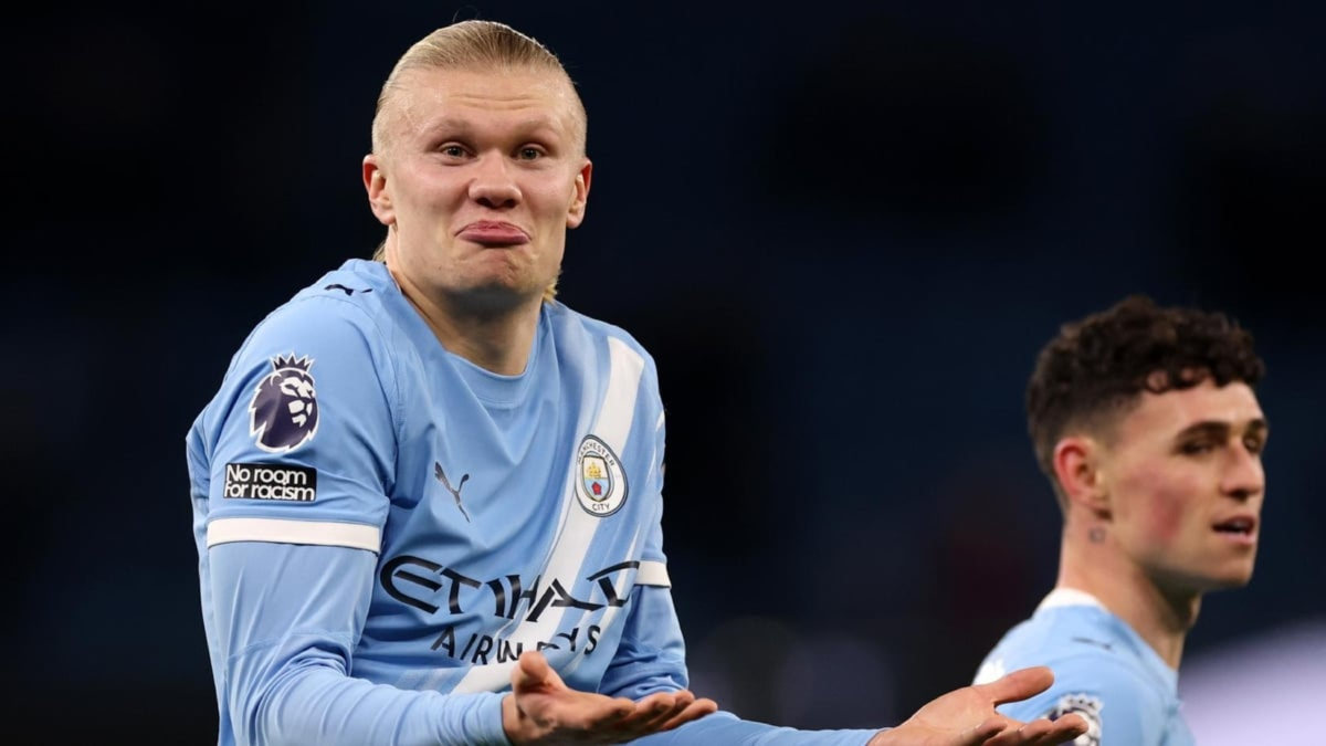 Haaland Interpreta Babbo Natale: La Stella del Man City Porta Allegria ...