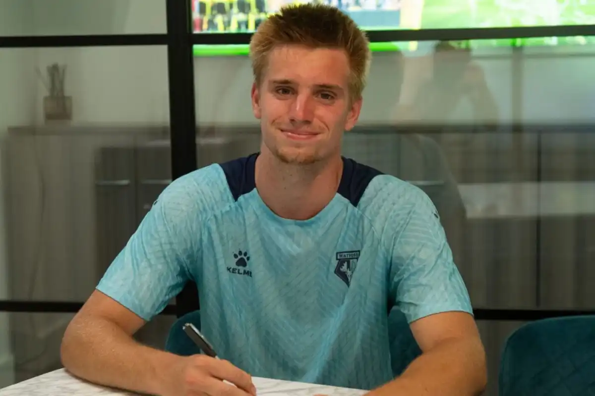 Watford oficializa contrato profissional com o ucraniano Kristian ...