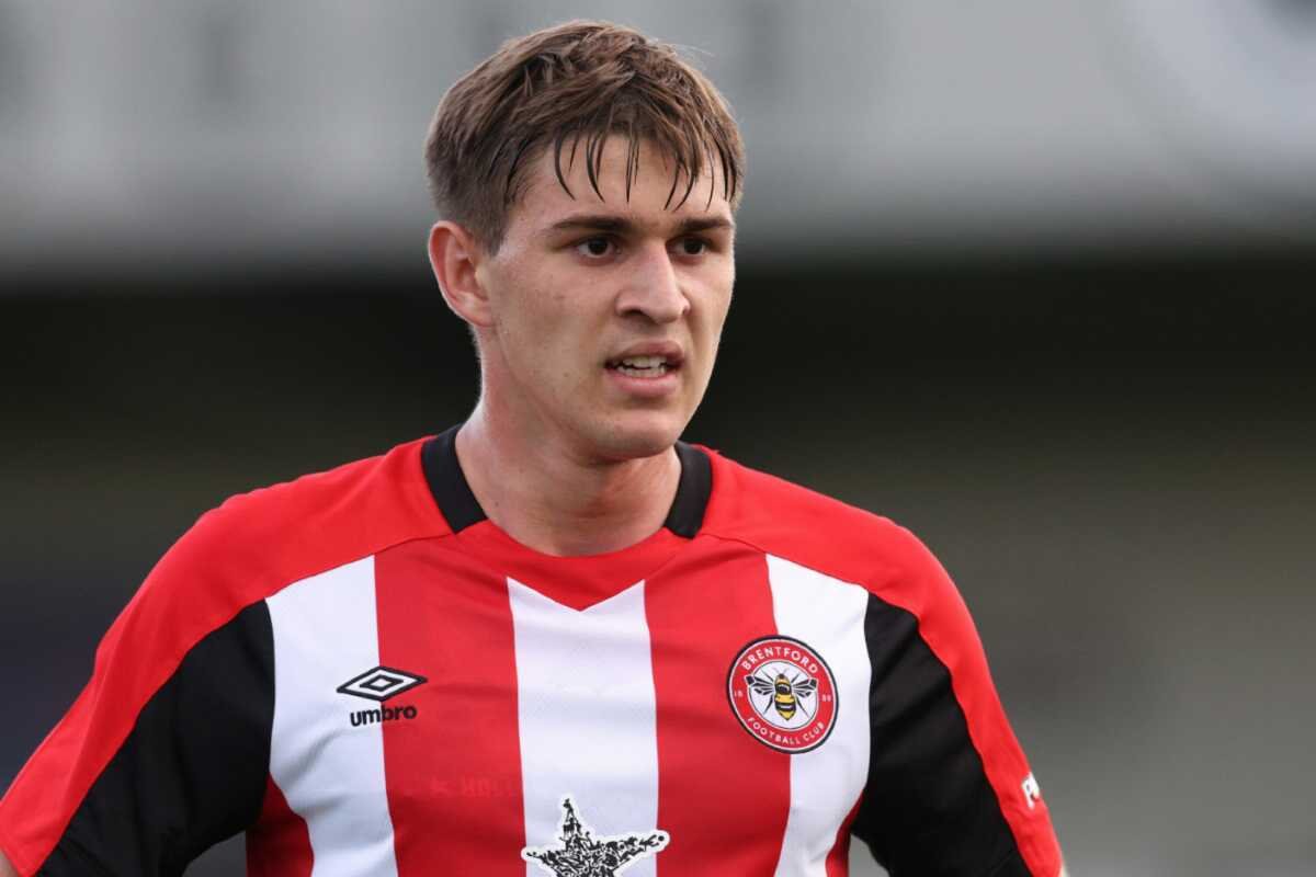 Yegor Yarmolyuk en el banquillo del Brentford contra el Crystal Palace - footboom1.com