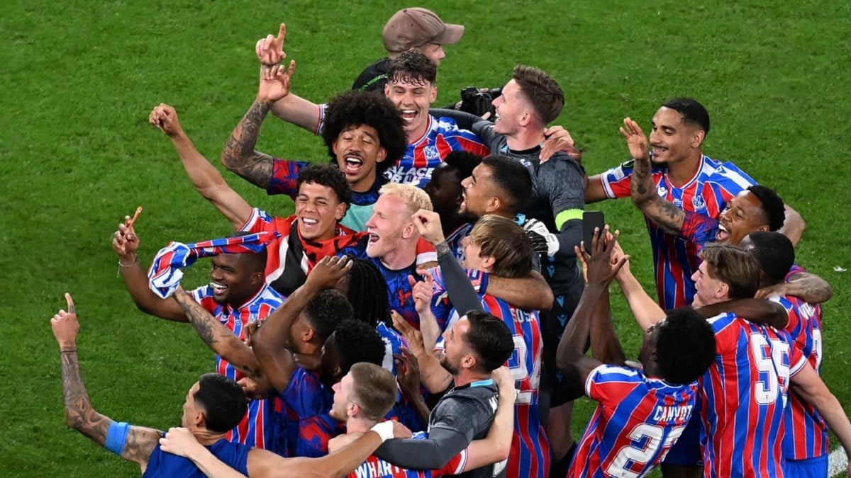 Crystal Palace Lift First European Trophy - footboom1.com