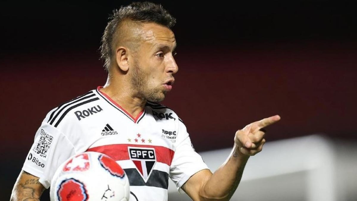 Ex-Bayern Star Rafinha Returns to São Paulo as Sporting Director ...