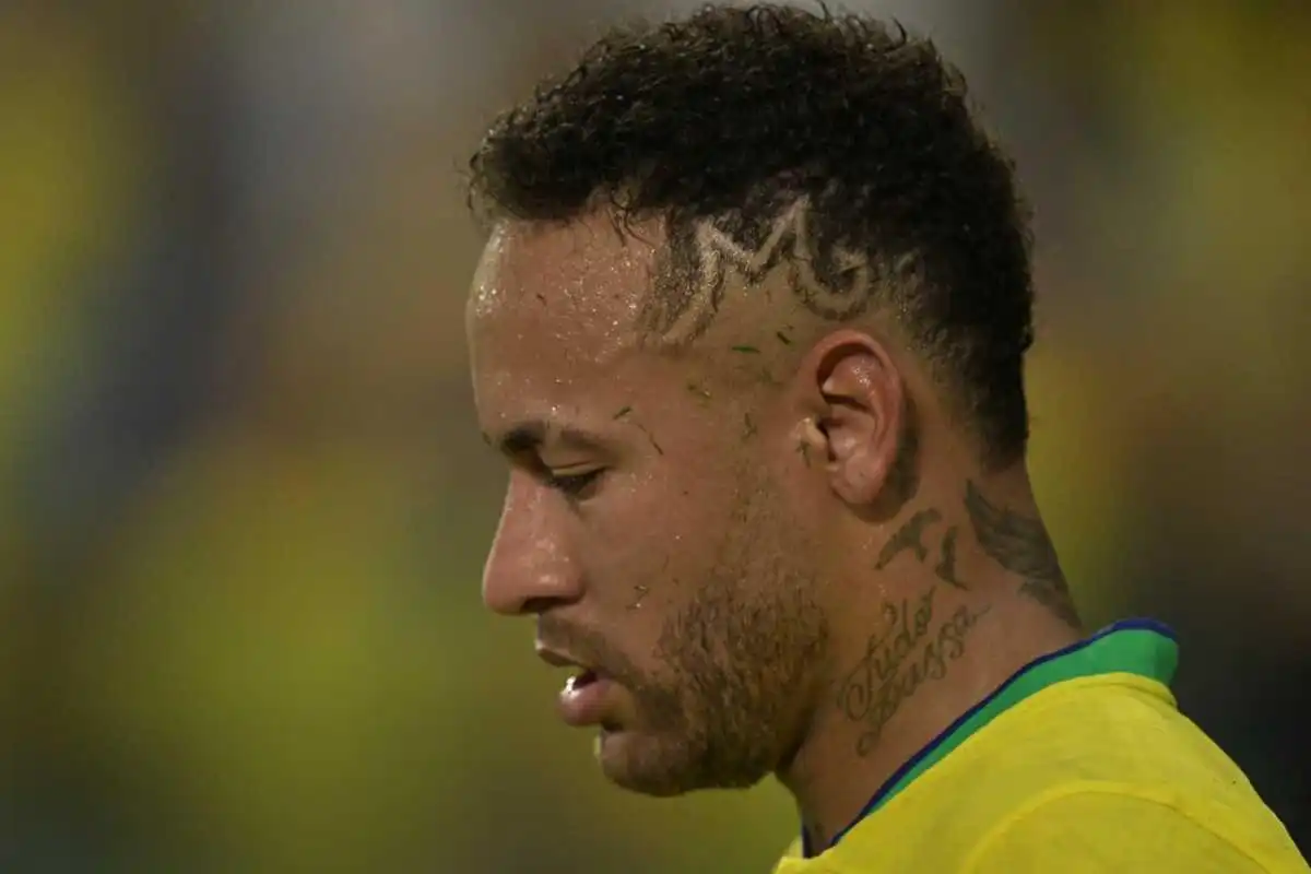 Fan Steals Ring from Neymar's Hand During Greeting (Video) - footboom1.com