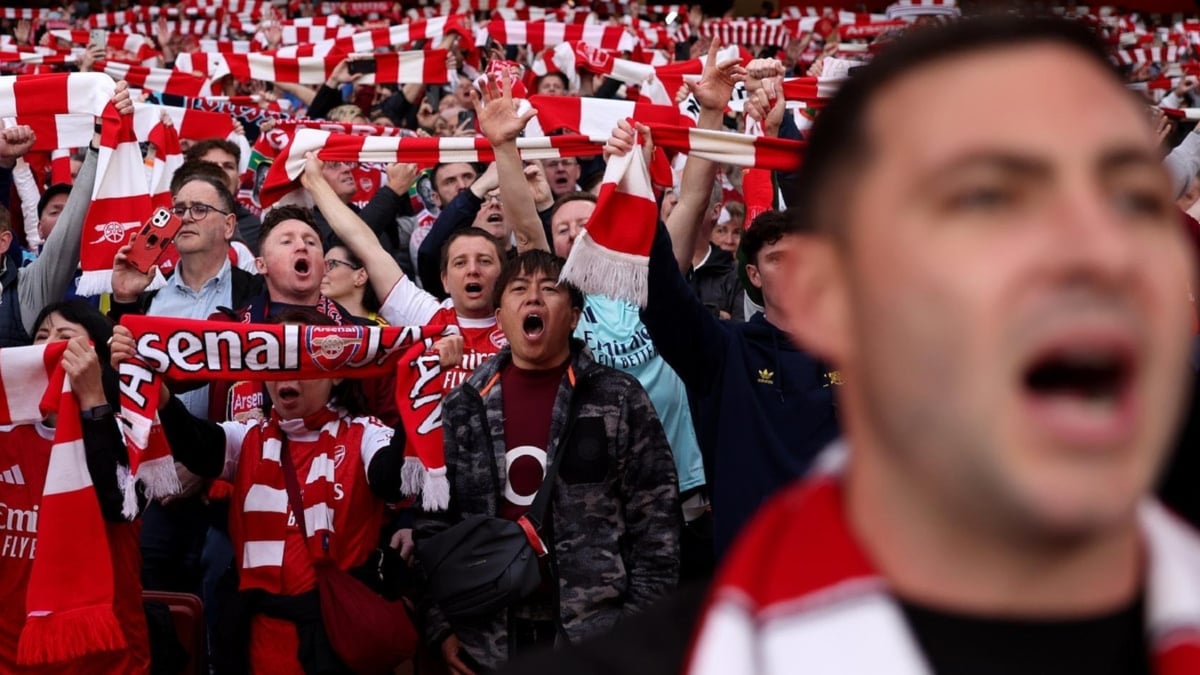Tifosi Arsenal provocano City con bottiglie '115 ml' - footboom1.com