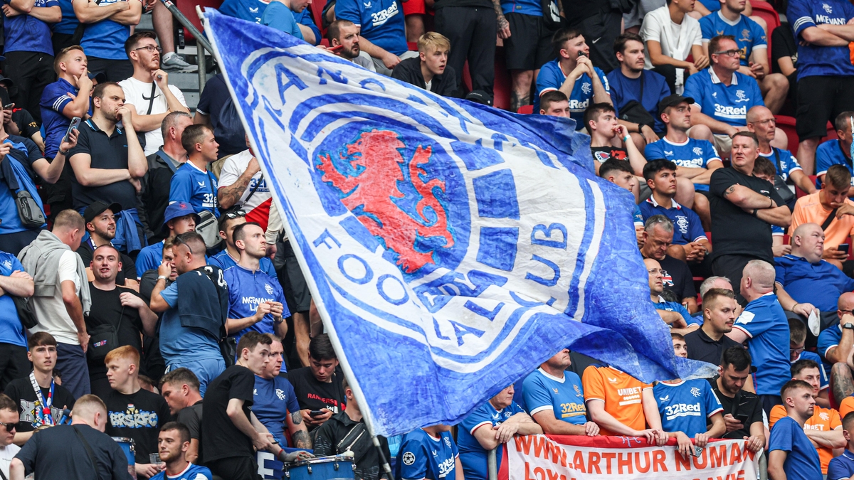 Rangers-Legende Peter McCloy begeistert Fans in Glasgow-Pub - footboom1.com