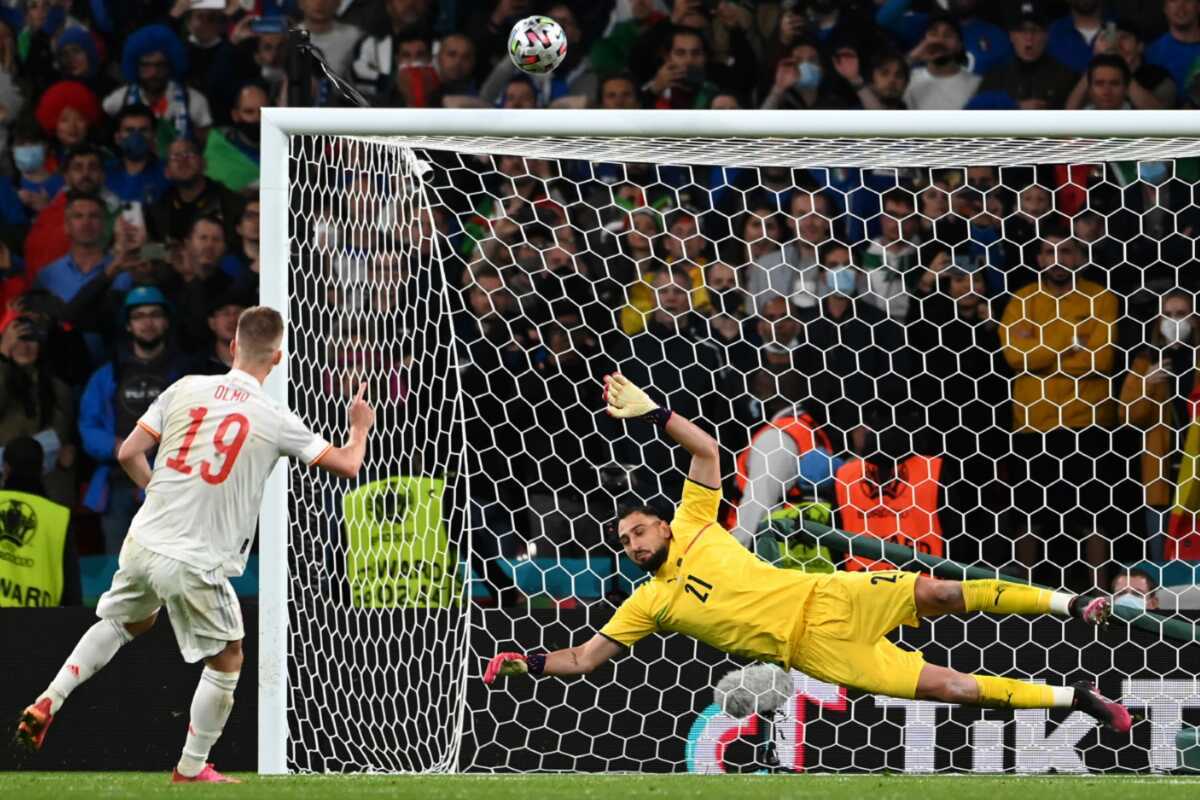 Gianluigi Donnarumma - Penalty Shootout King: 6 Wins out of 7 in His ...