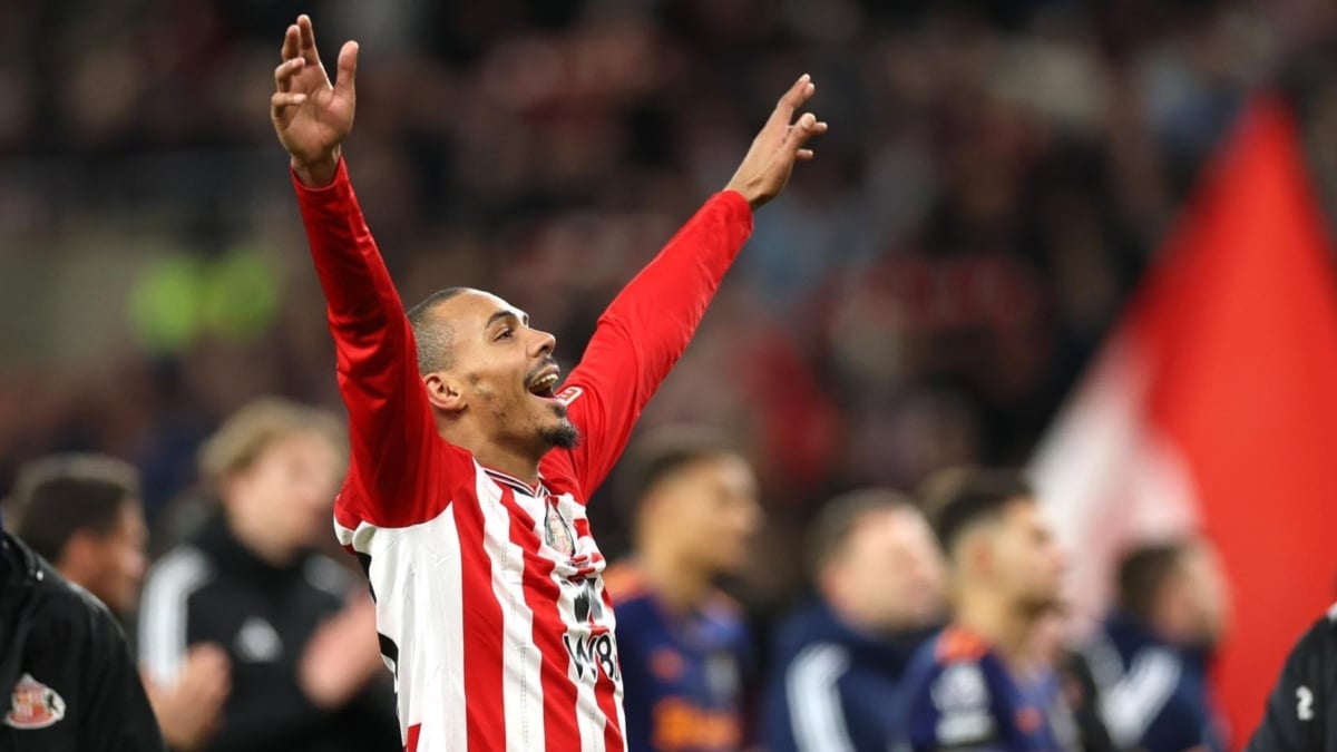 Everton and Nottingham Forest Eye Sunderland Striker Isidor - footboom1.com