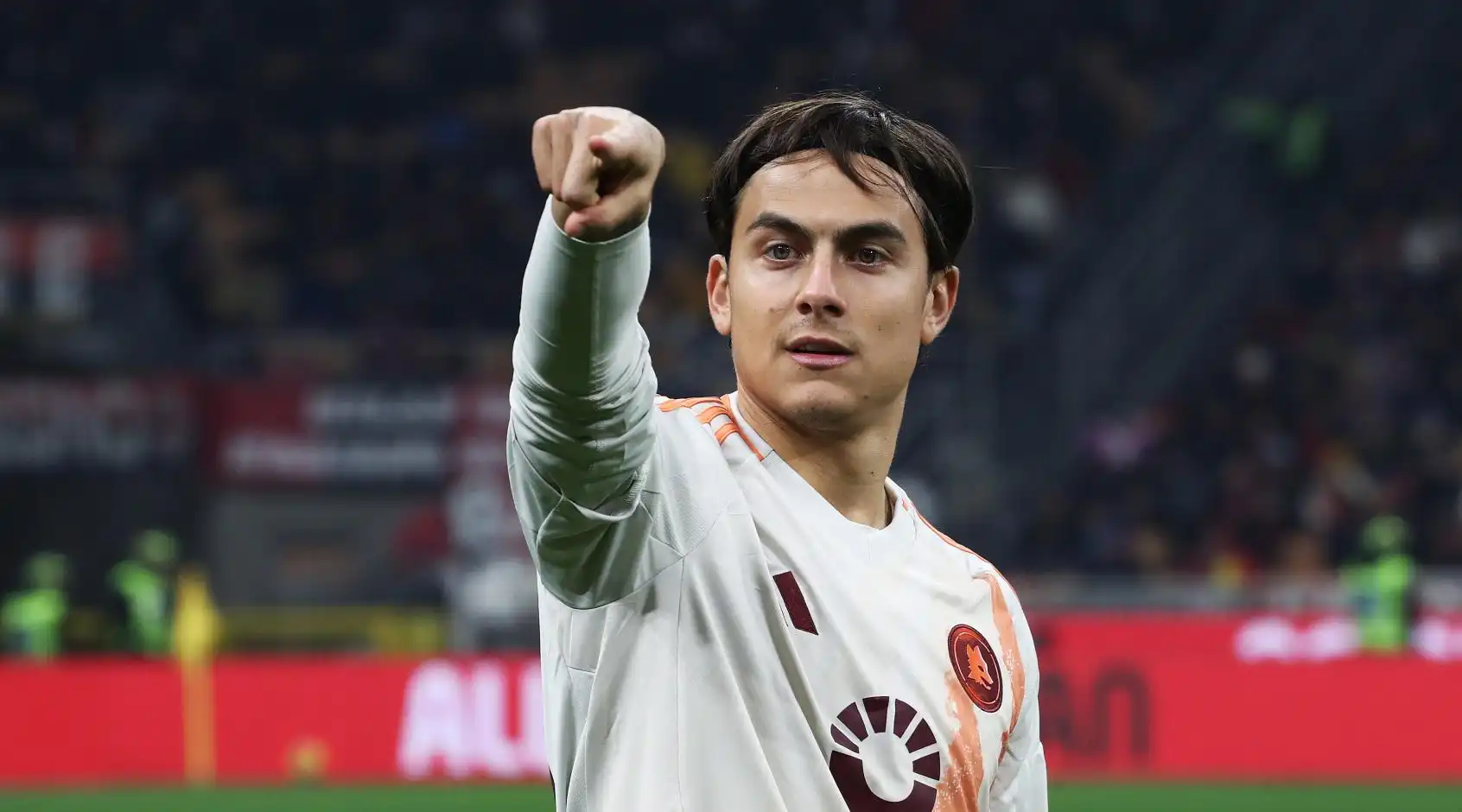 Paulo Dybala Éblouit lors du Lancement du Nouveau Maillot de la Roma ...