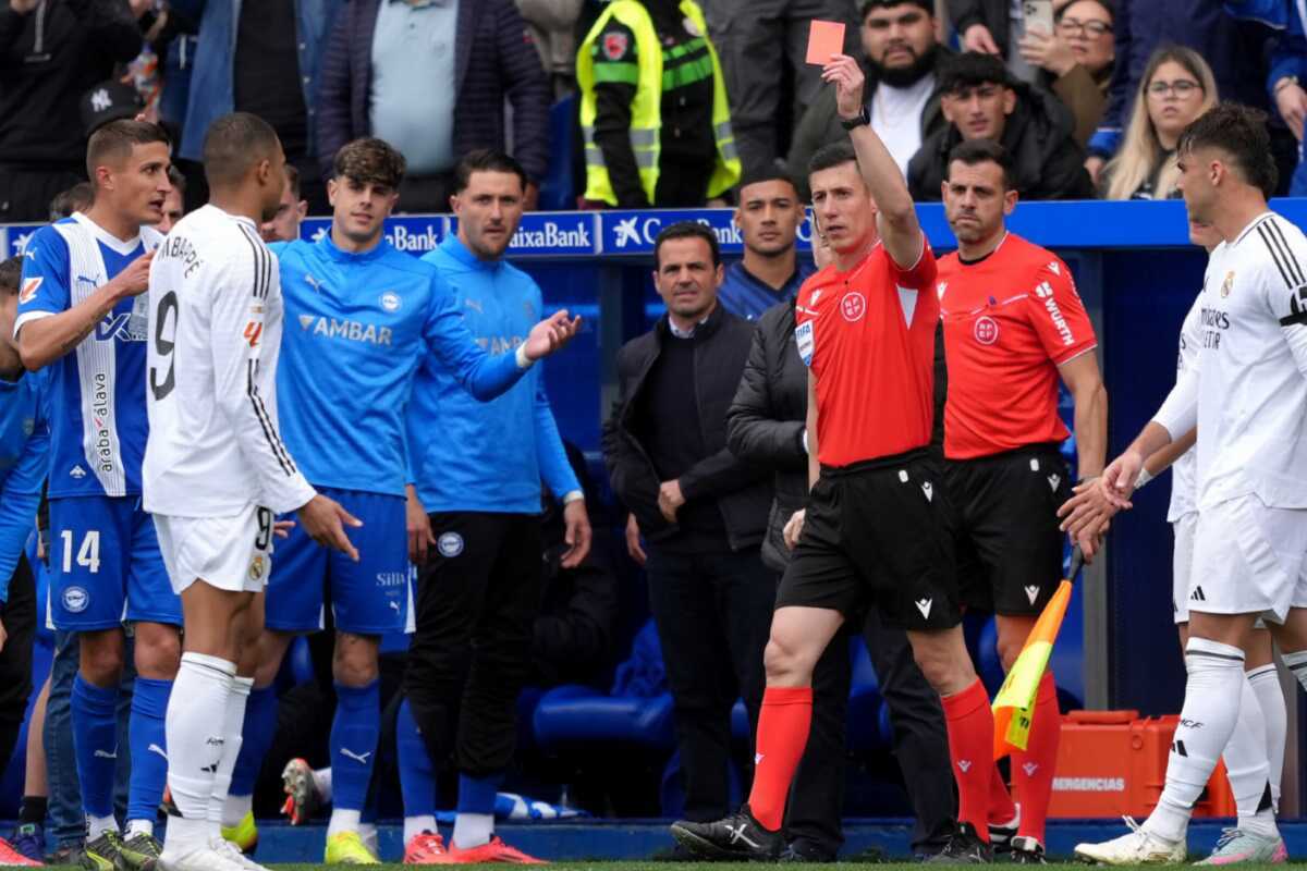 Mbappé recibe su primera tarjeta roja con el Real Madrid - footboom1.com