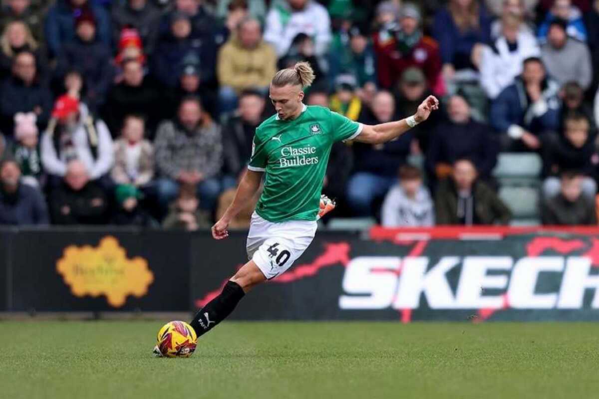 Maxim Talovierov có mặt trong đội hình xuất phát của Plymouth ở trận ...