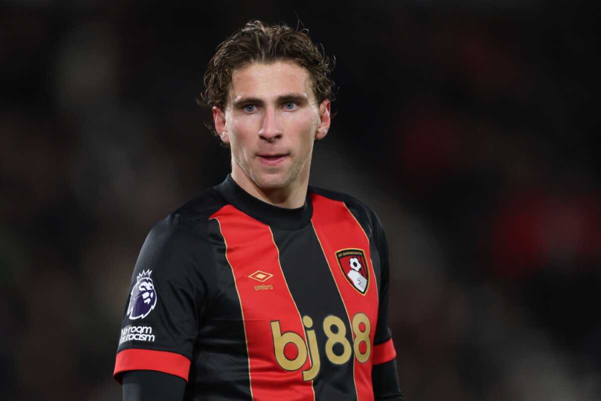 Ilya Zabarnyi có mặt trong đội hình xuất phát của Bournemouth gặp ...
